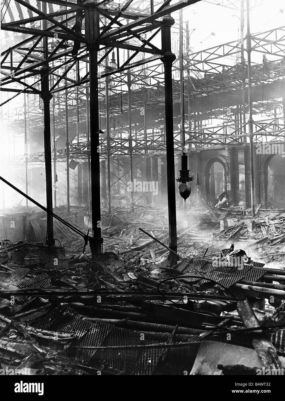 Palace fire 1936 hi-res stock photography and images - Alamy