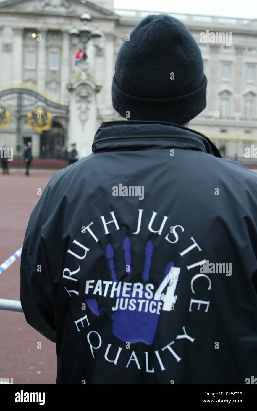 David Pyke a Fathers for Justice camaigner on the railing of Buckingham ...