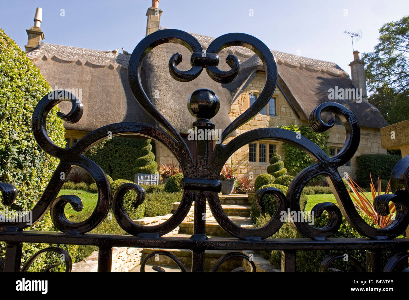 Wrought iron cottage gate hi-res stock photography and images - Alamy