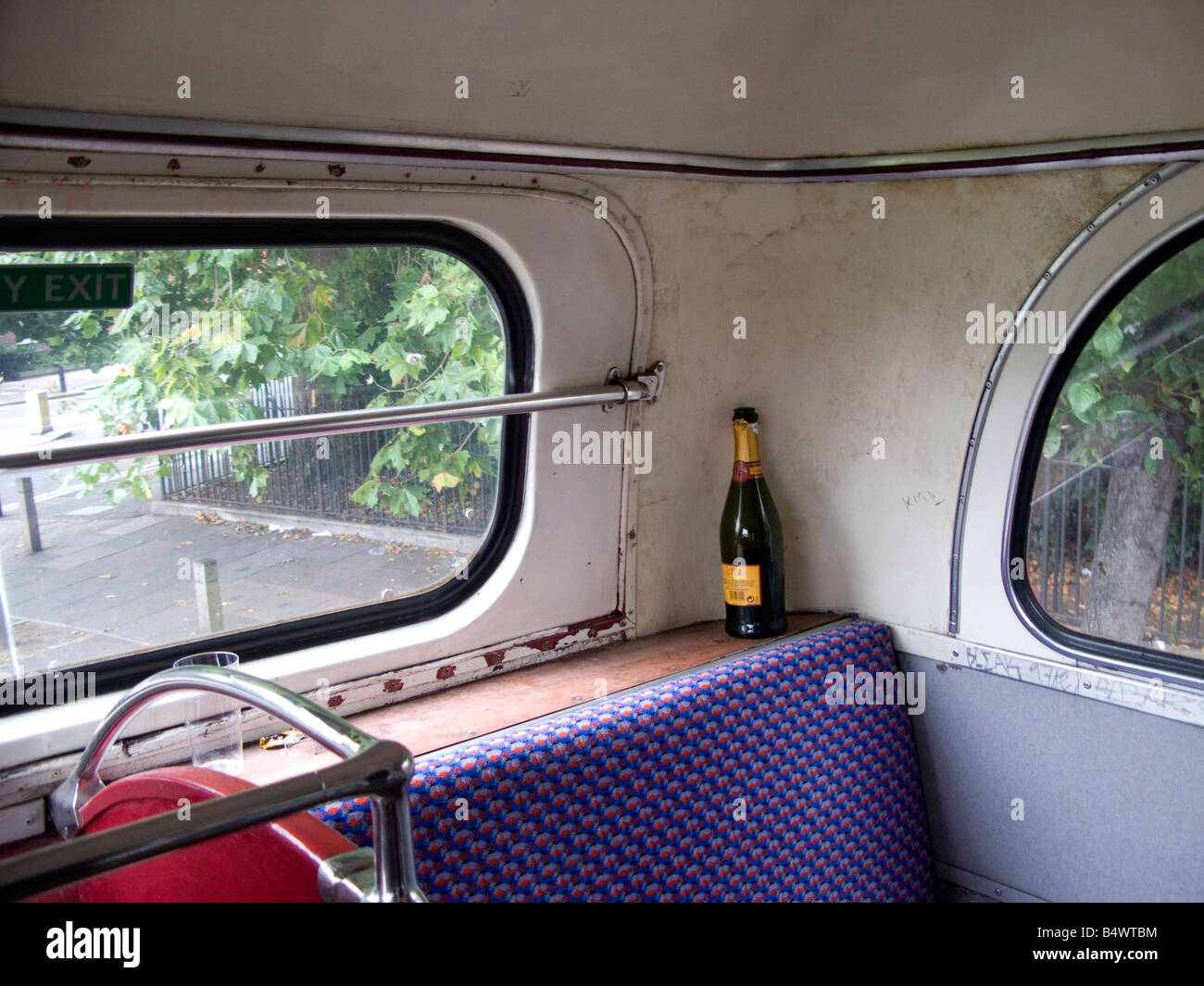 Empty london bus hi-res stock photography and images - Alamy