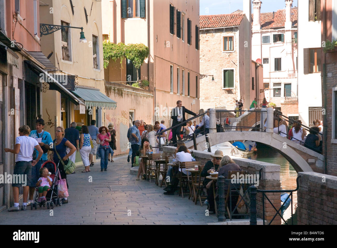 Italy venice street cafe hi-res stock photography and images - Alamy
