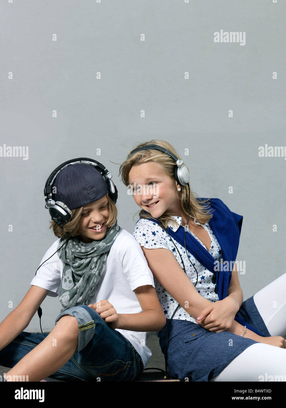 Kids sharing phones hi-res stock photography and images - Alamy