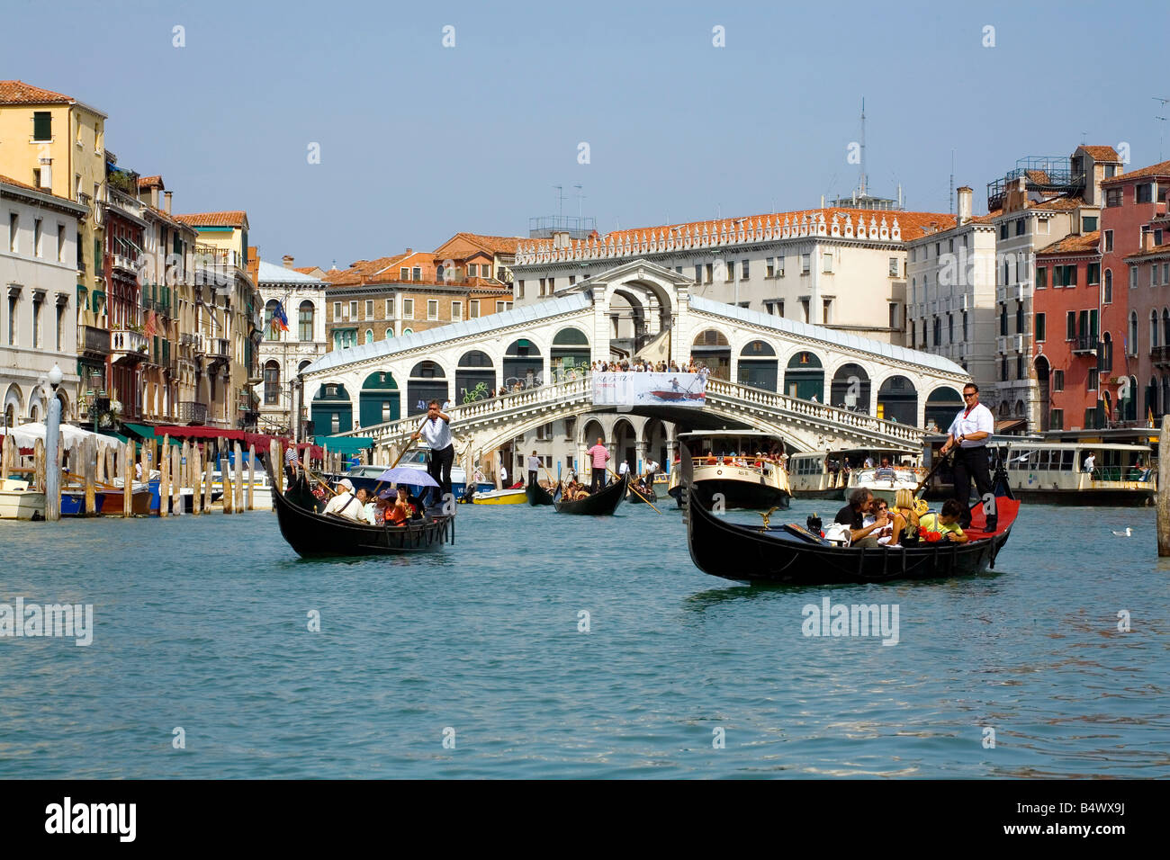 Canal bridge gondola hi-res stock photography and images - Alamy