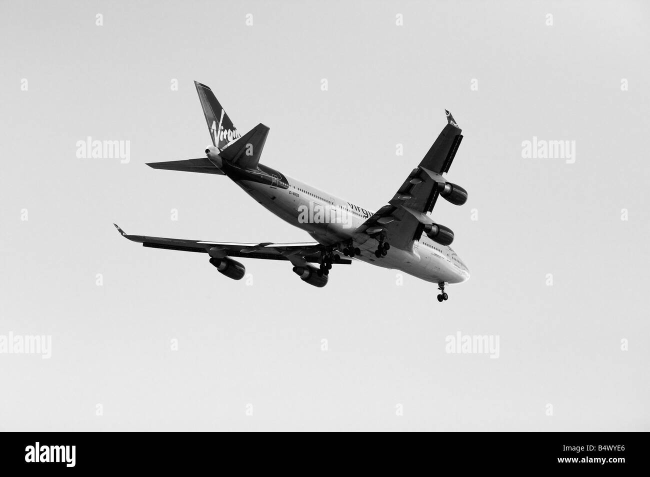 Aeroplane jet passing overhead Stock Photo - Alamy