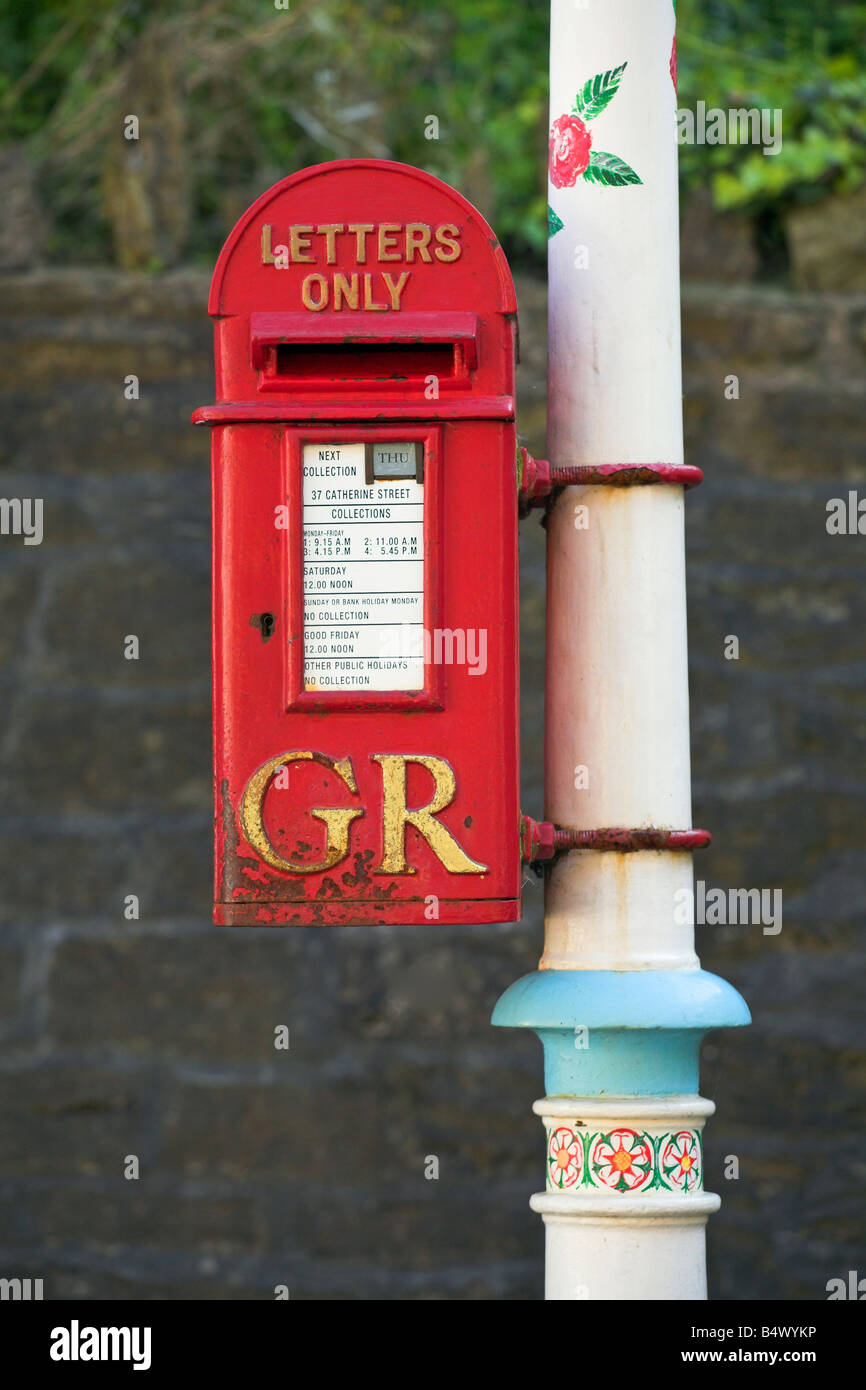 Post box, Valentines Lamp, Frome, Somerset, England Stock Photo - Alamy