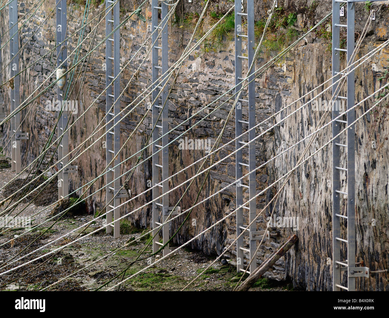 Ropes and ladders on the harbour wall at Padstow Stock Photo - Alamy
