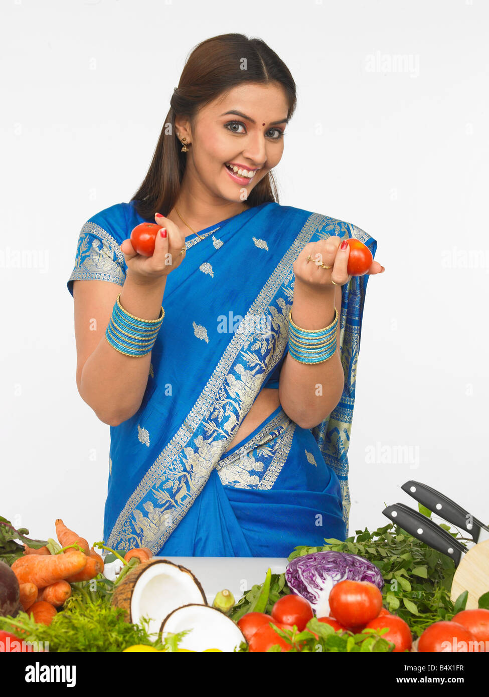 Lady in sari cooking food hi-res stock photography and images - Alamy