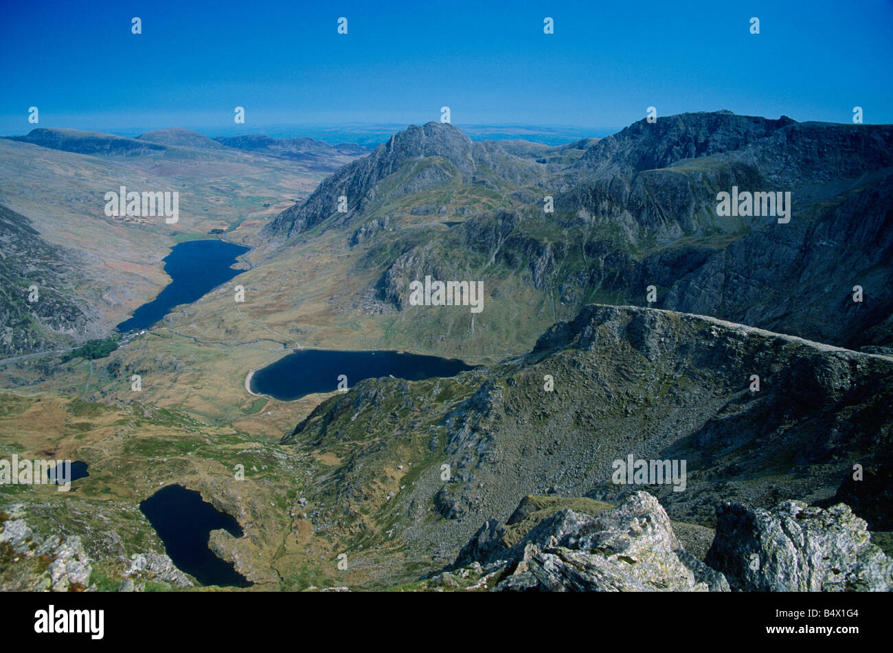 View snowdon mountain from harlech hi-res stock photography and images ...