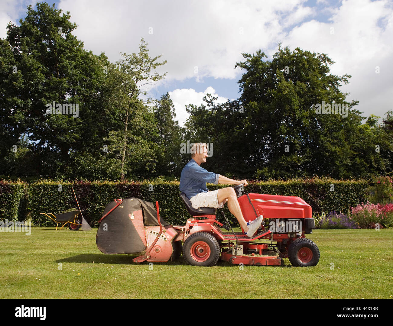 Man mowing a lawn hi-res stock photography and images - Alamy
