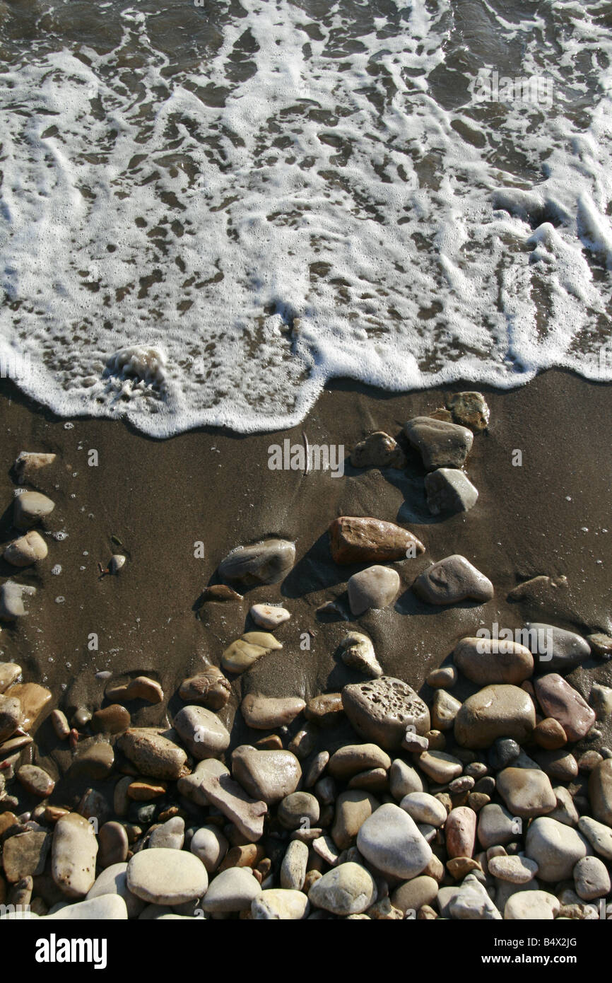 Waves breaking onto rocks hi-res stock photography and images - Alamy