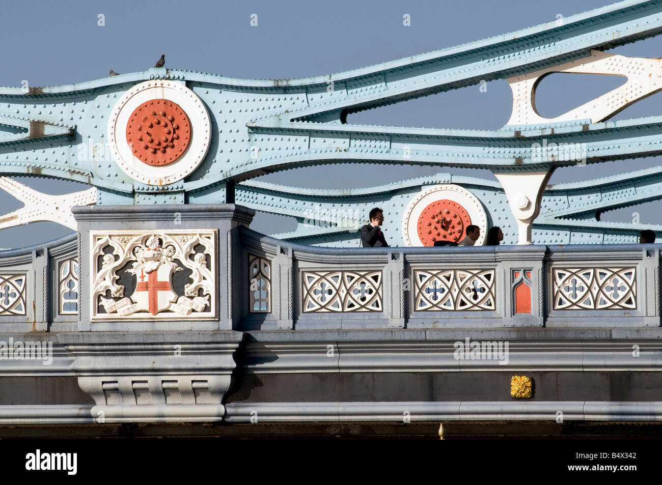UK PEOPLE CROSSING THE TOWER BRIDGE IN LONDON Photo © Julio Etchart ...