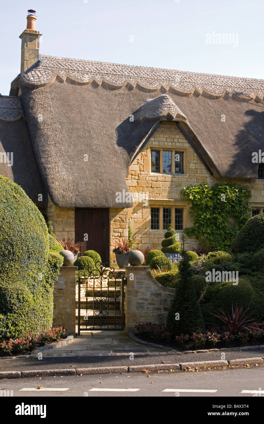 Cotswold thatched cottage Chipping Campden UK Stock Photo - Alamy