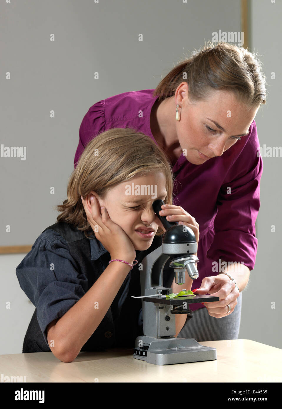 Student using microscope hi-res stock photography and images - Alamy