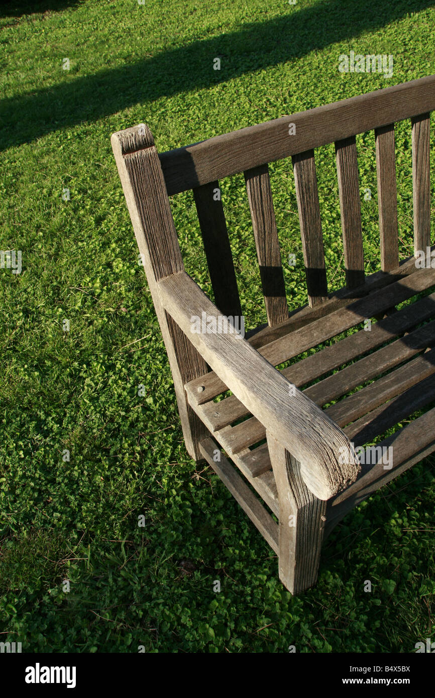 one empty bench in park Stock Photo - Alamy