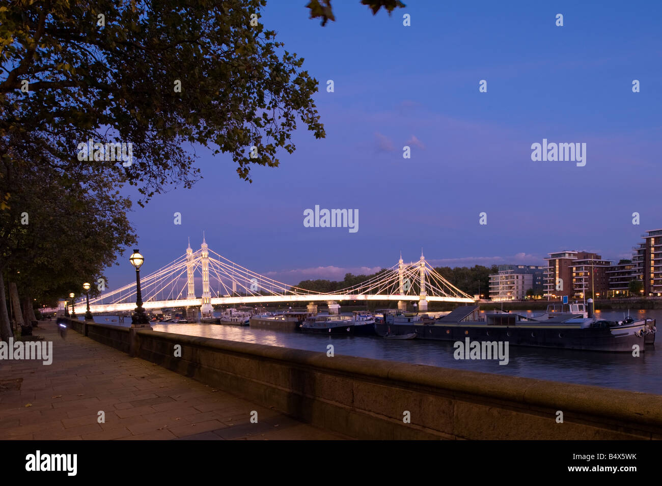 London embankment at night hi-res stock photography and images - Alamy