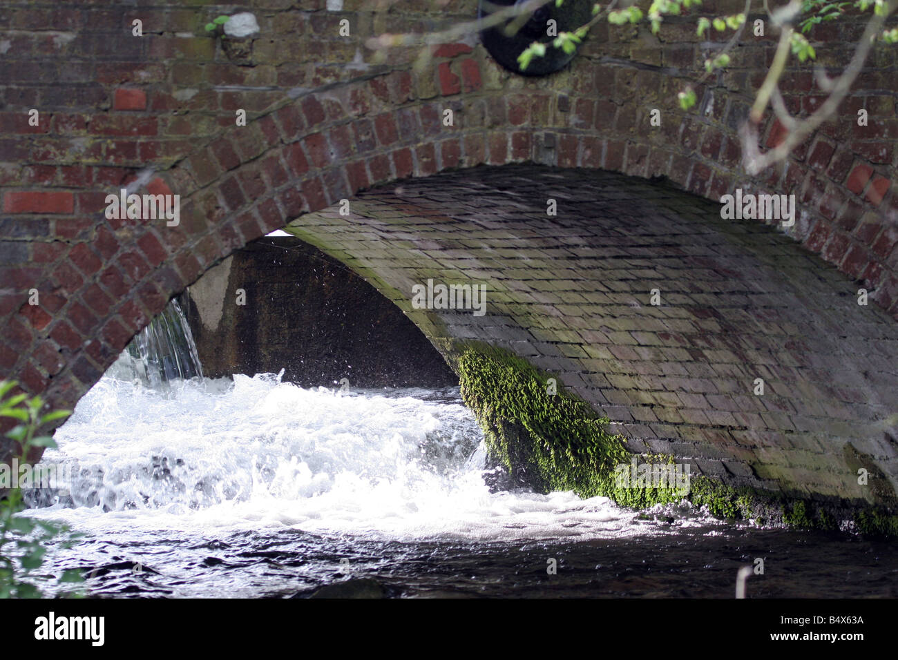 Water flowing under bridge hi-res stock photography and images - Alamy