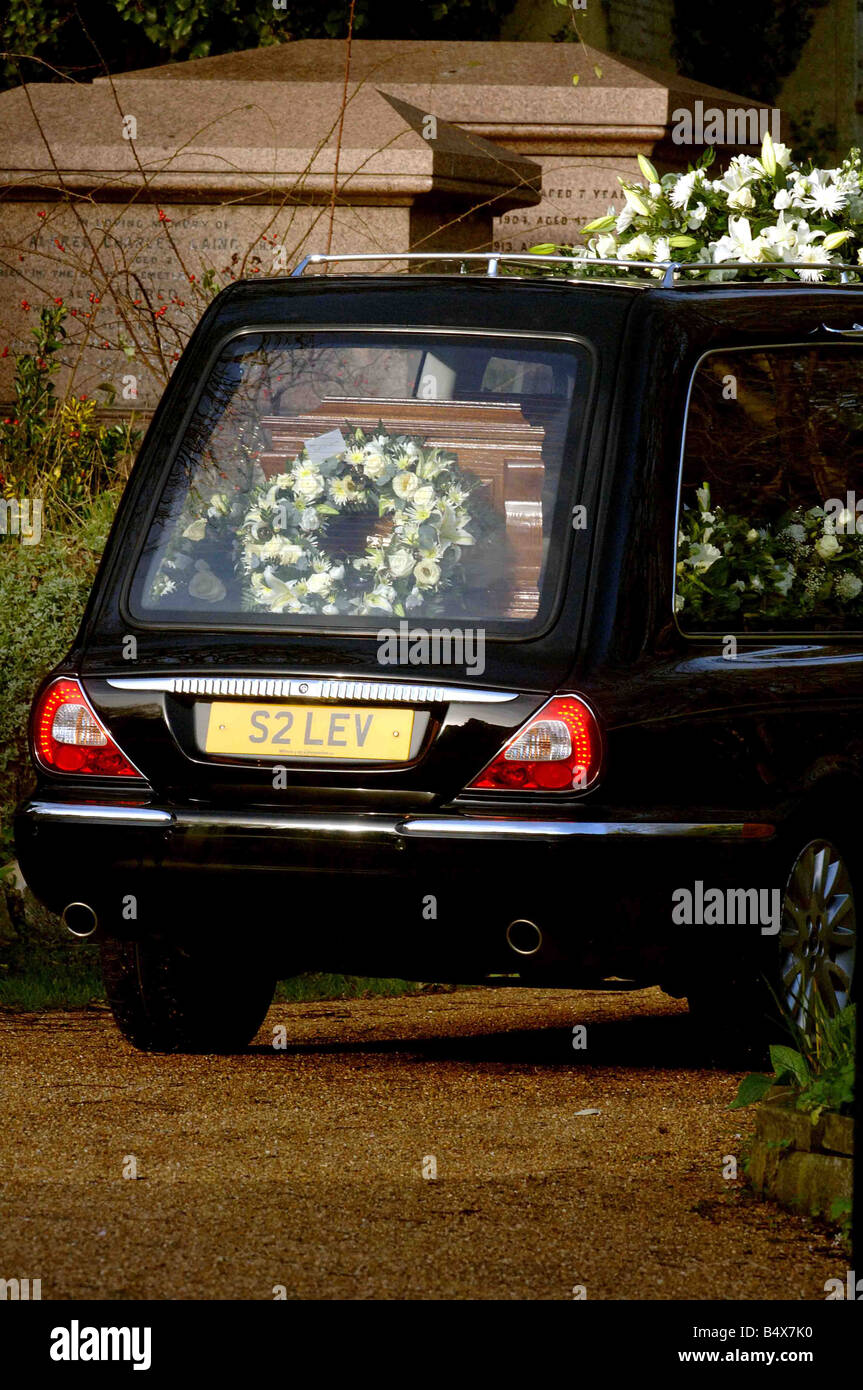 A HEARSE WITH THE BODY OF ALEXANDER LITVINENKO ARRIVES AT THE HIGHGATE ...