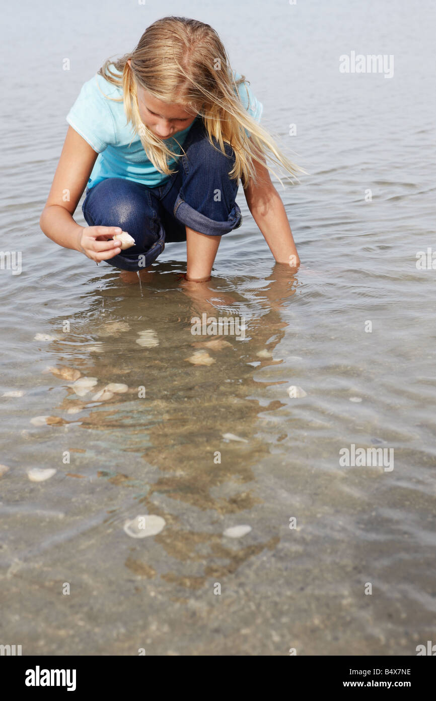 Child searching shells hi-res stock photography and images - Alamy