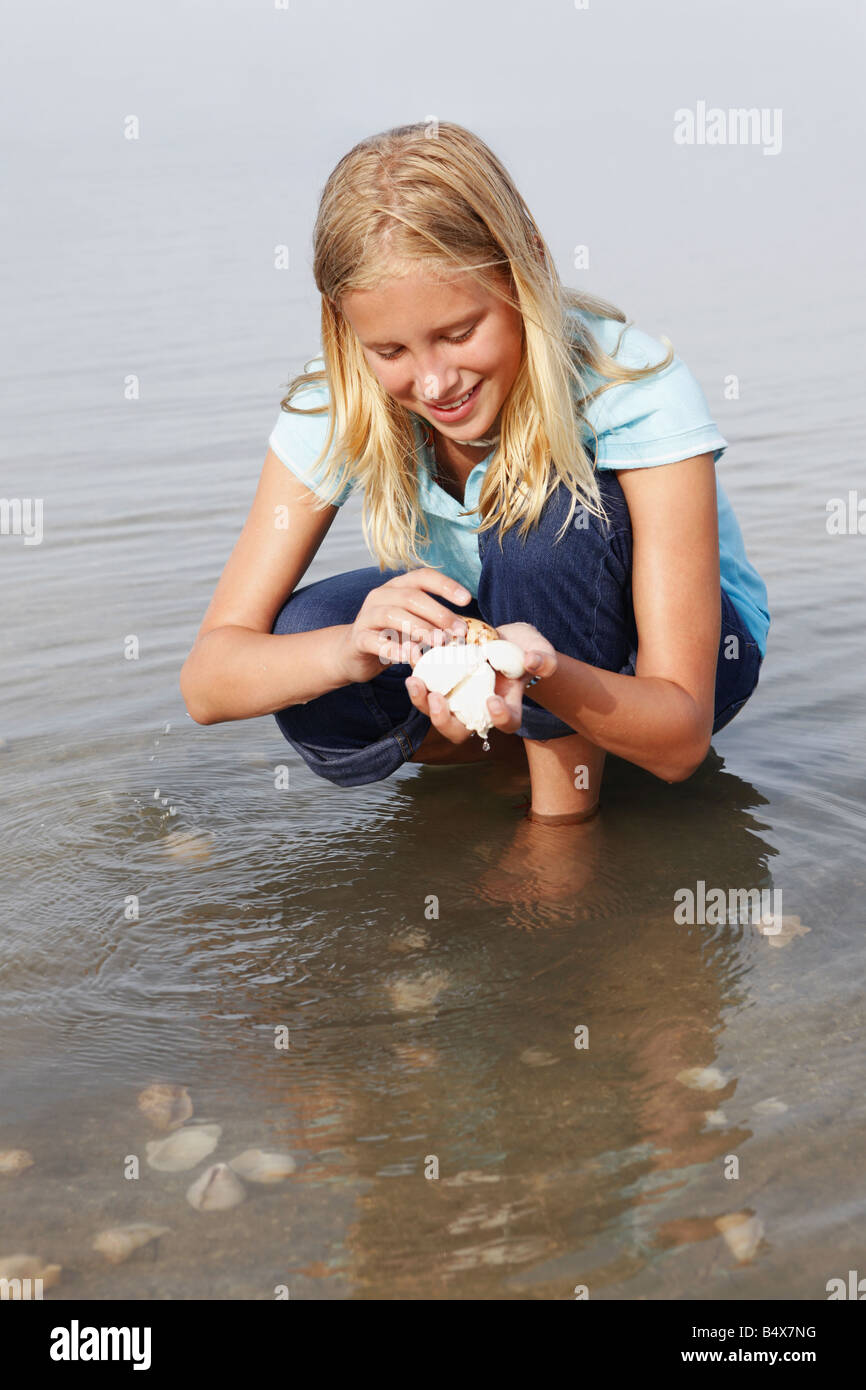Child searching shells hi-res stock photography and images - Alamy