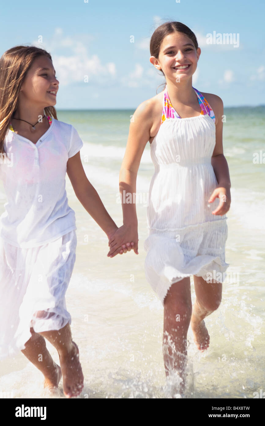 Girls running in ocean hi-res stock photography and images - Alamy