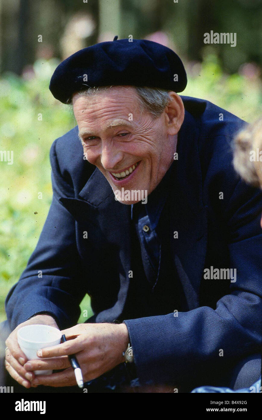 Peter O Toole actor wearing beret August 1989 cigarette and coffe cup ...