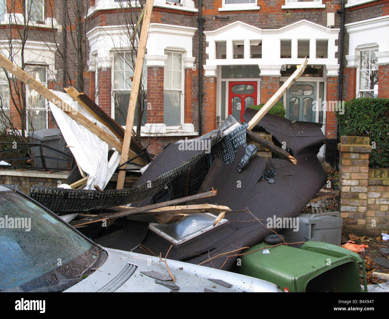 PIC TREVOR LEIGHTON MOMENTS AFTHER THE BIG WIND IN CREDITON ROAD N W 10 ...