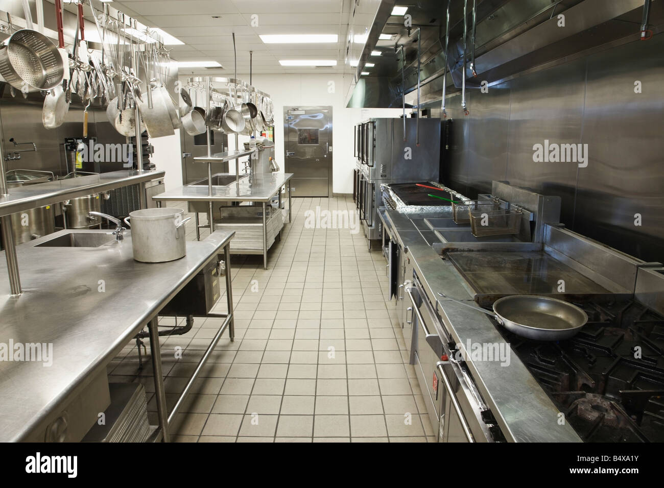 Empty commercial kitchen Stock Photo - Alamy