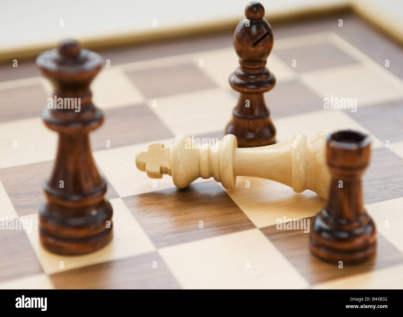 Fallen king chess piece hi-res stock photography and images - Alamy