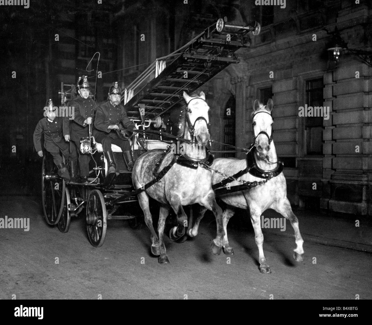 Horse drawn fire engine hi-res stock photography and images - Alamy