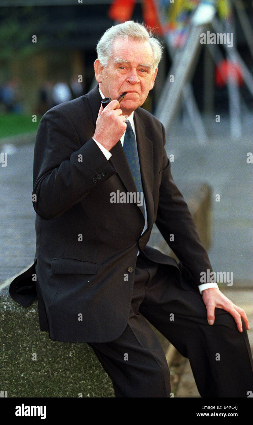 Magnus Magnusson TV presenter and Quizmaster of Mastermind November ...