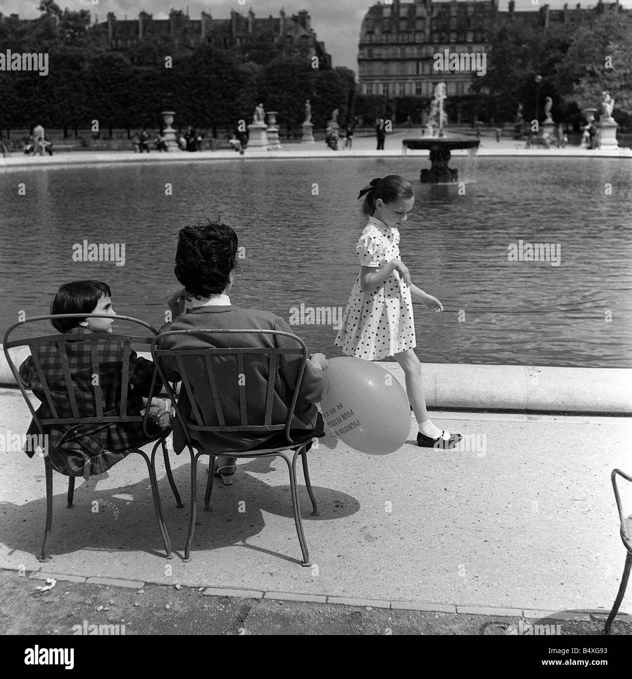 France mother daughter 1950s hi-res stock photography and images - Alamy