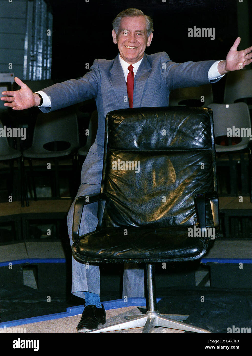 Magnus Magnusson mastermind presenter TV presenter arms out behing ...