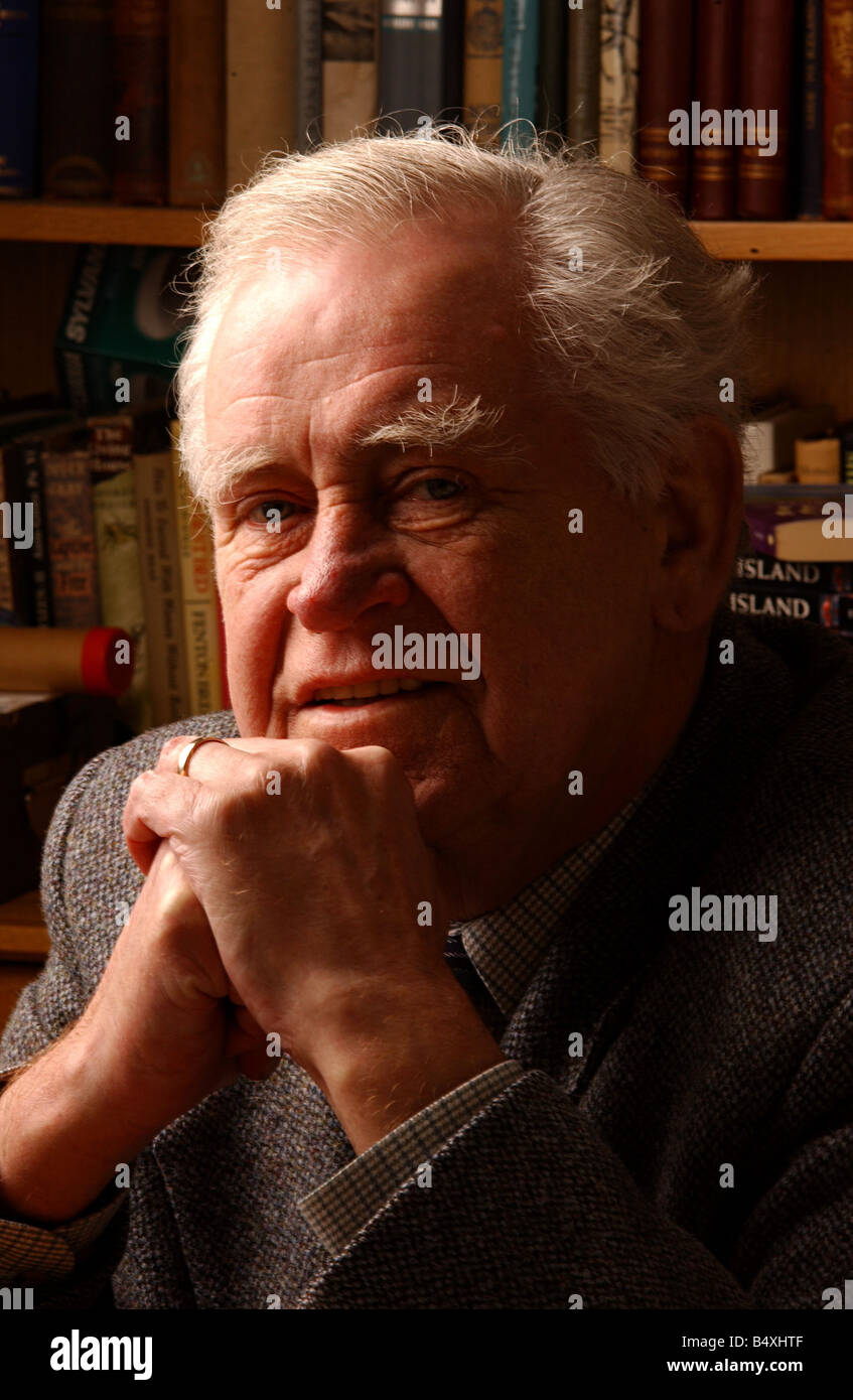 Magnus Magnusson television presenter December 2002 Stock Photo - Alamy