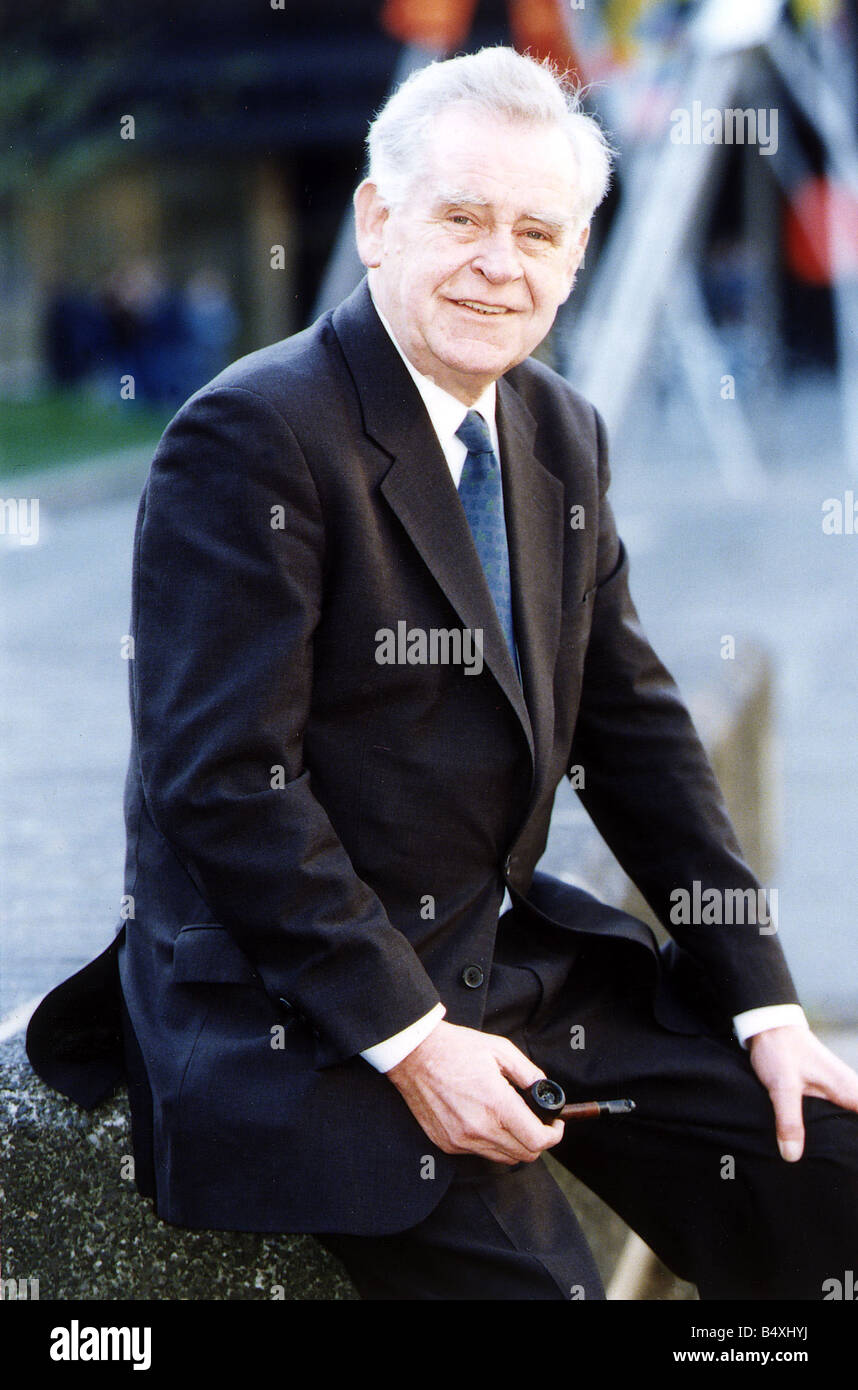 Icelandic television presenter of Mastermind Magnus Magnusson Stock ...