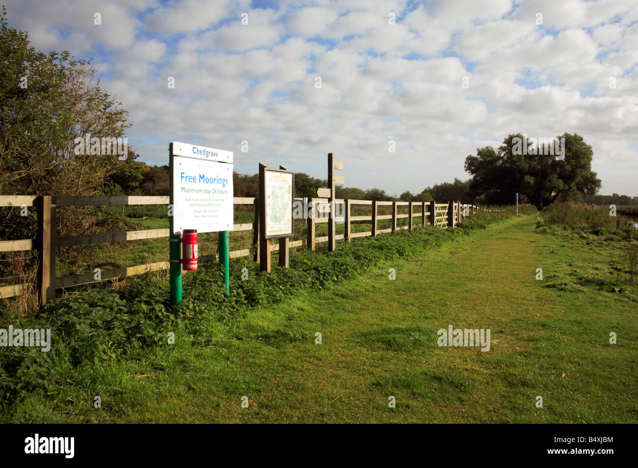 Wherrymans Way long distance path and mooring signs at Chedgrave ...