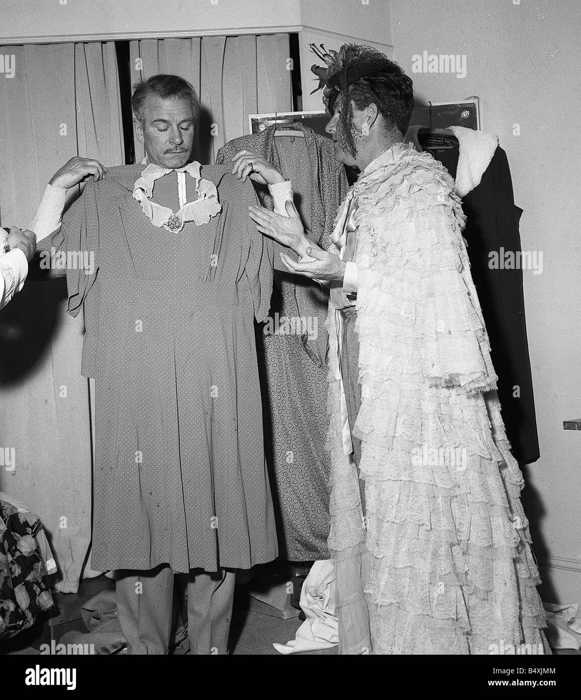 Sir Laurence Olivier and Kenneth More dressing up for their act in A ...