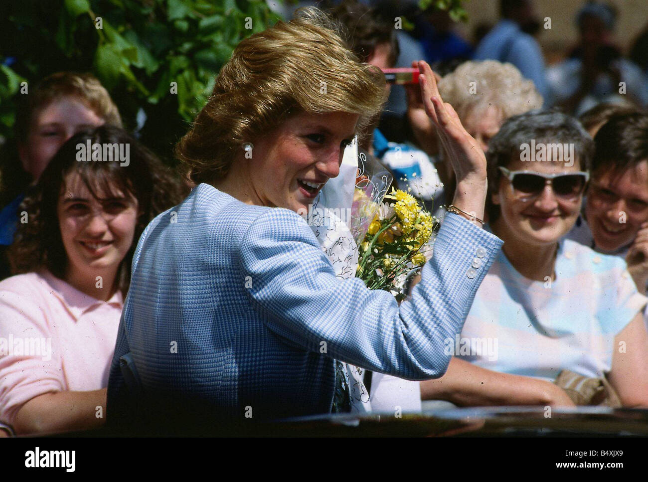 Princess Diana Princess of Wales May 1989 waving to the crowd Princess ...