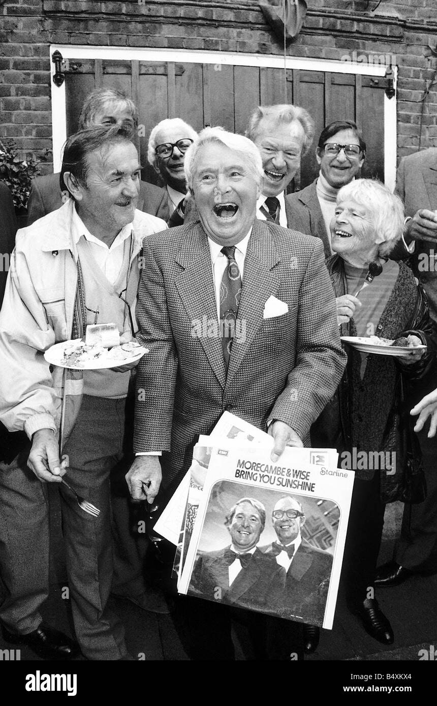 Ernie Wise unveils the plaque May 1992 on the house in Grey Close ...
