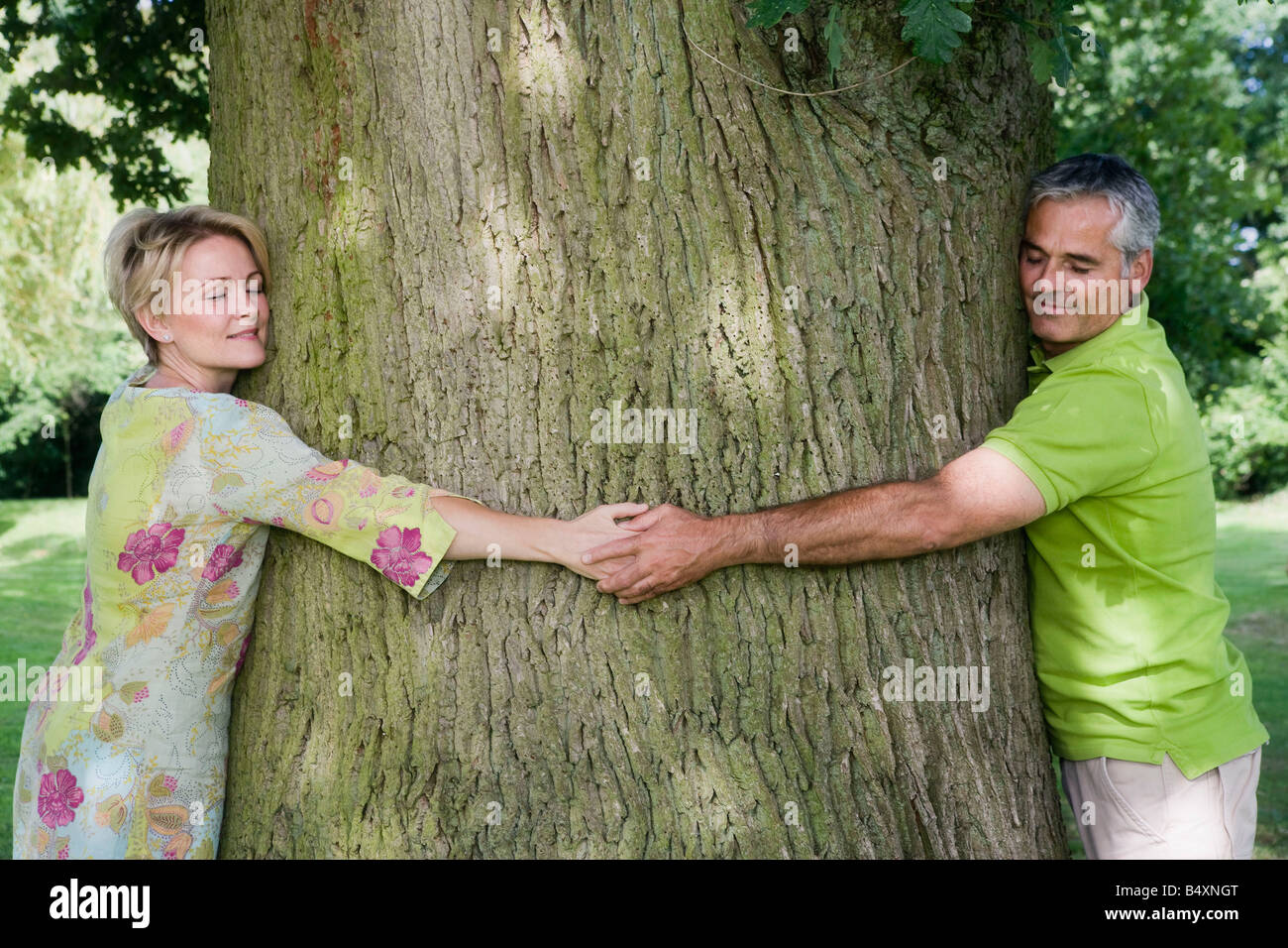 Tree standing couple hi-res stock photography and images - Alamy