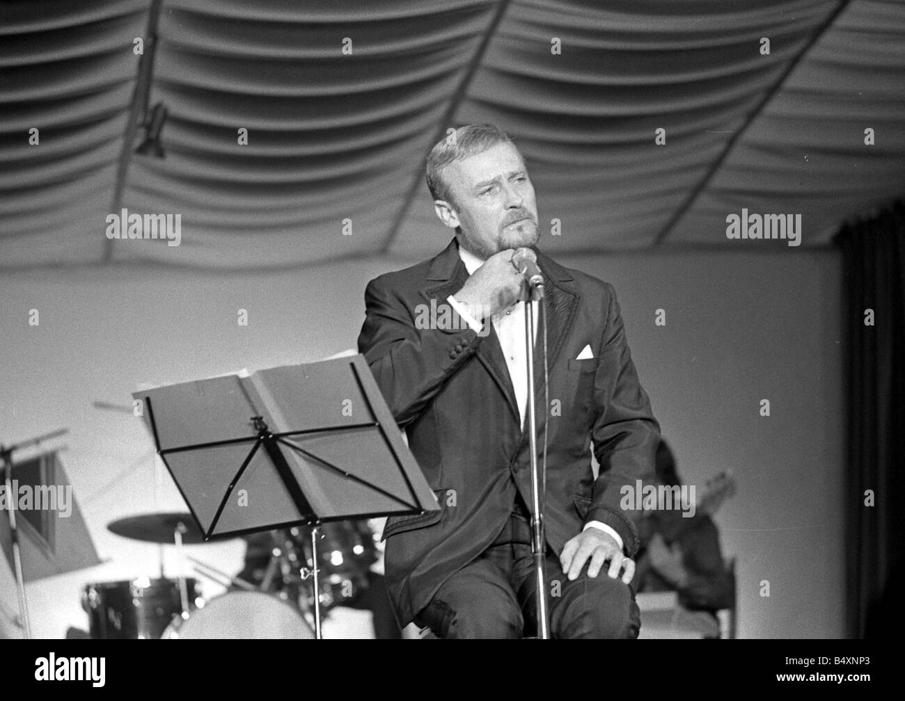 Actor edward woodward hi-res stock photography and images - Alamy
