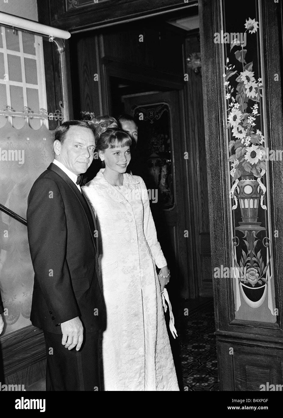 Frank sinatra and Mia farrow November 1965 attend Hollywood Party Stock ...