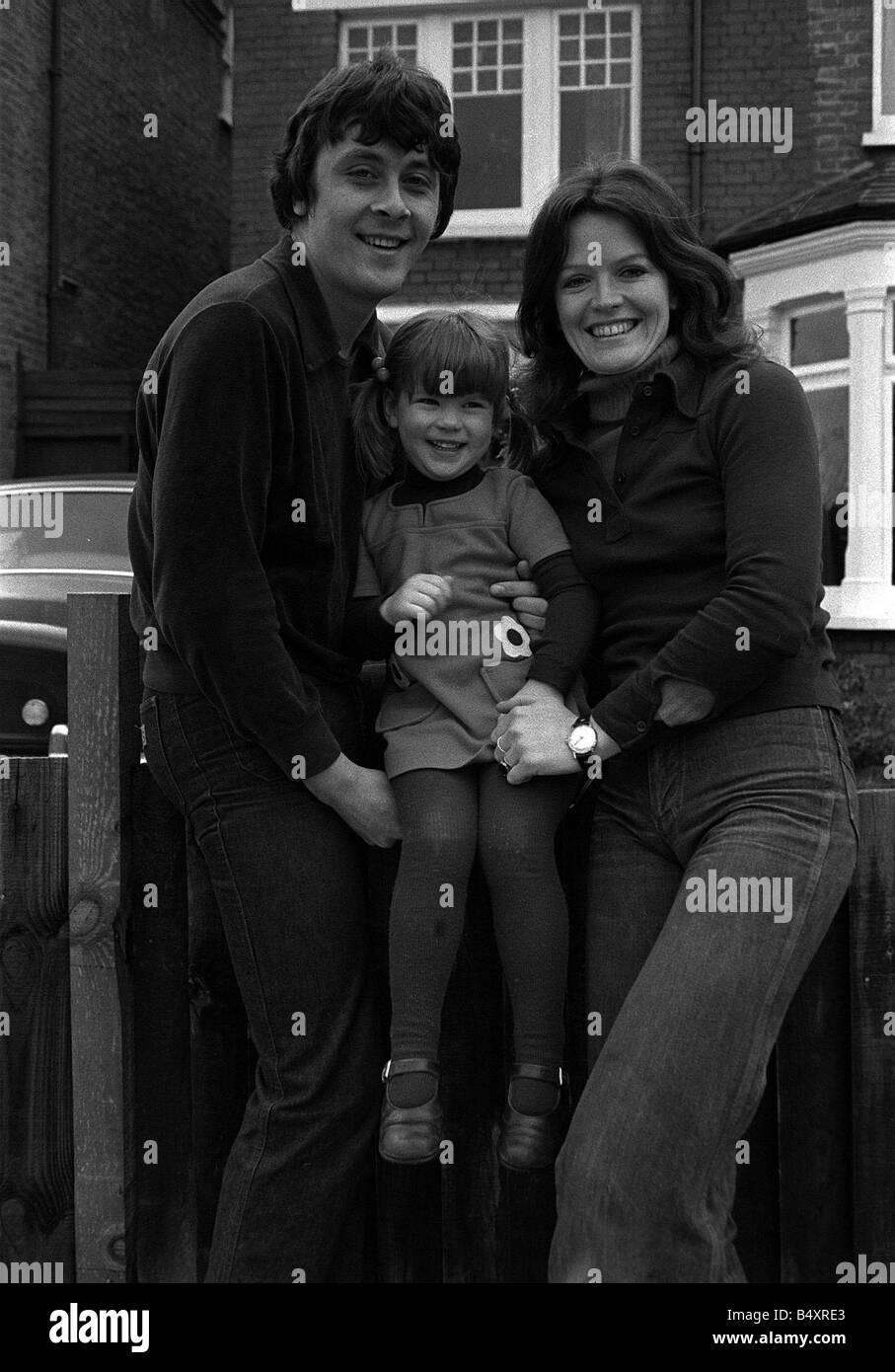 Richard Beckinsale with Judy Low and daughter Kate Beckinsale msi Stock ...