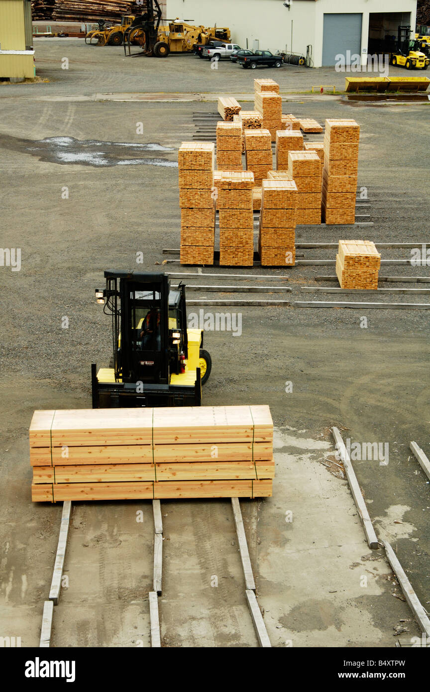 Forklift moving lumber hi-res stock photography and images - Alamy