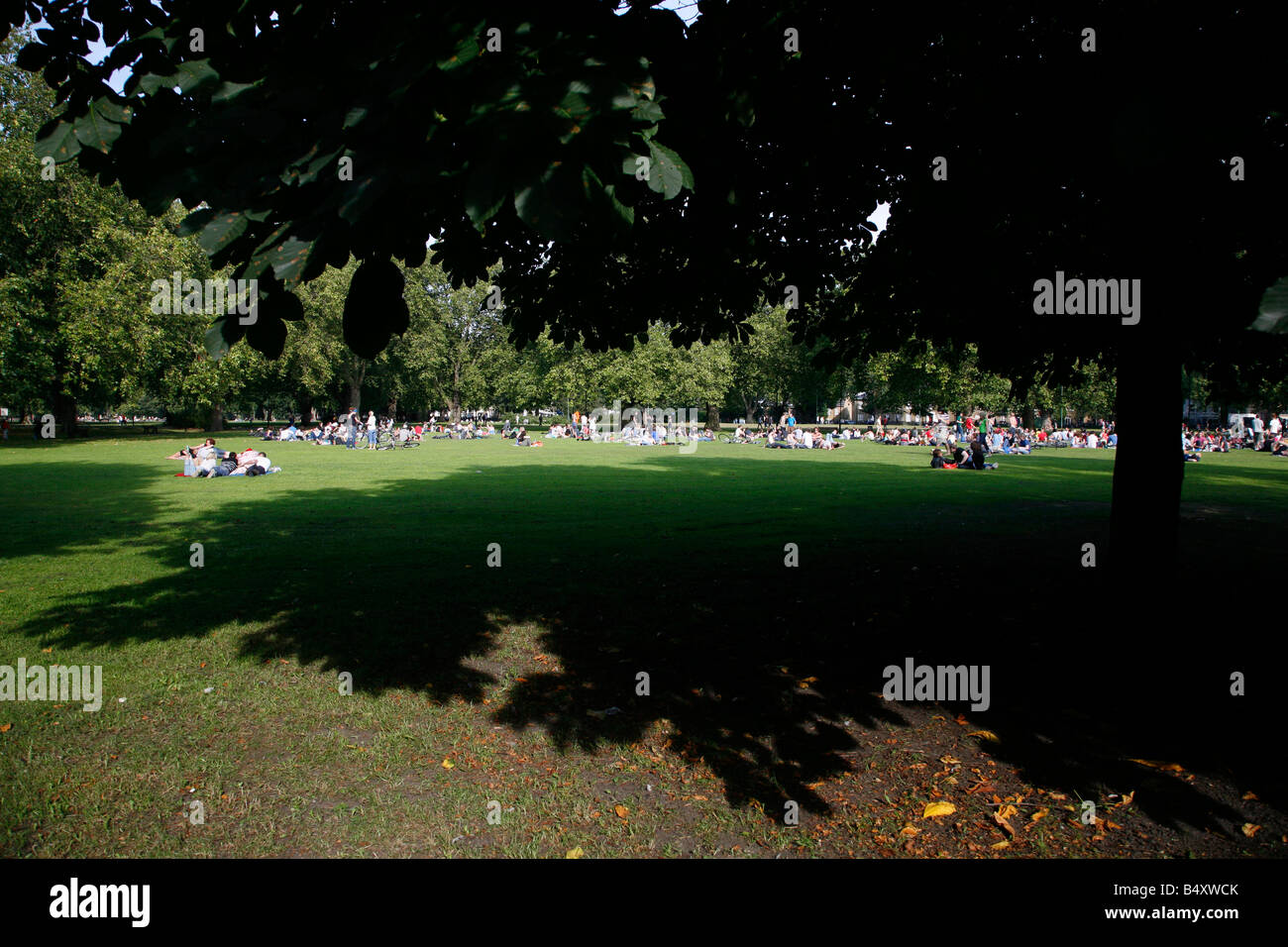 London fields park hackney hi-res stock photography and images - Alamy
