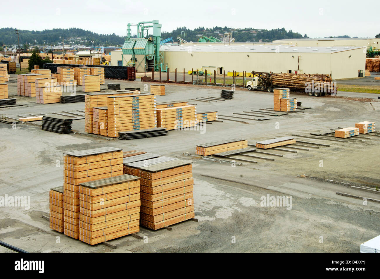 Forklift moving lumber hi-res stock photography and images - Alamy