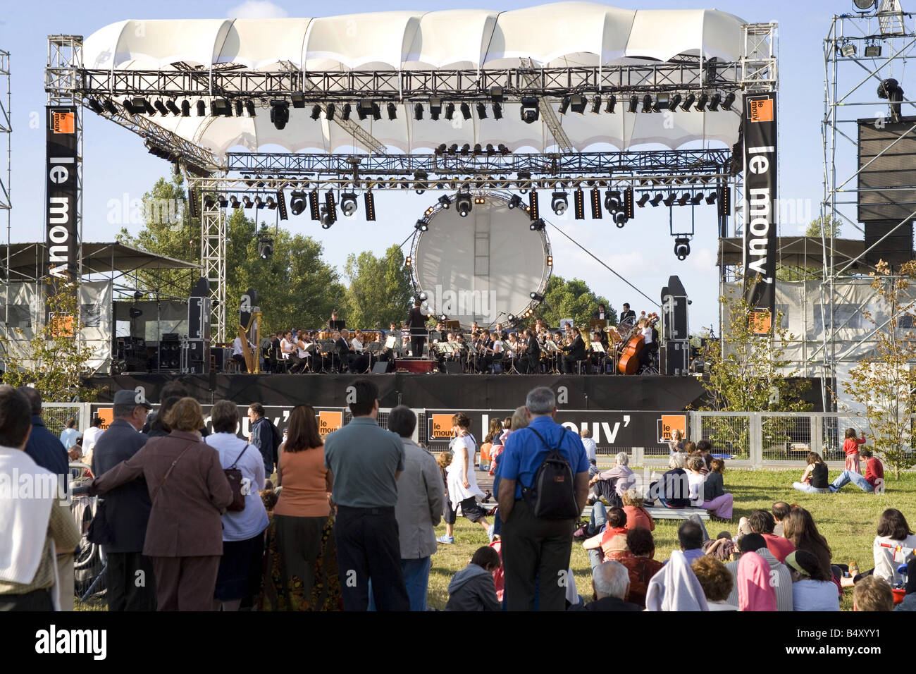 Audience in front of stage, rear view Stock Photo - Alamy
