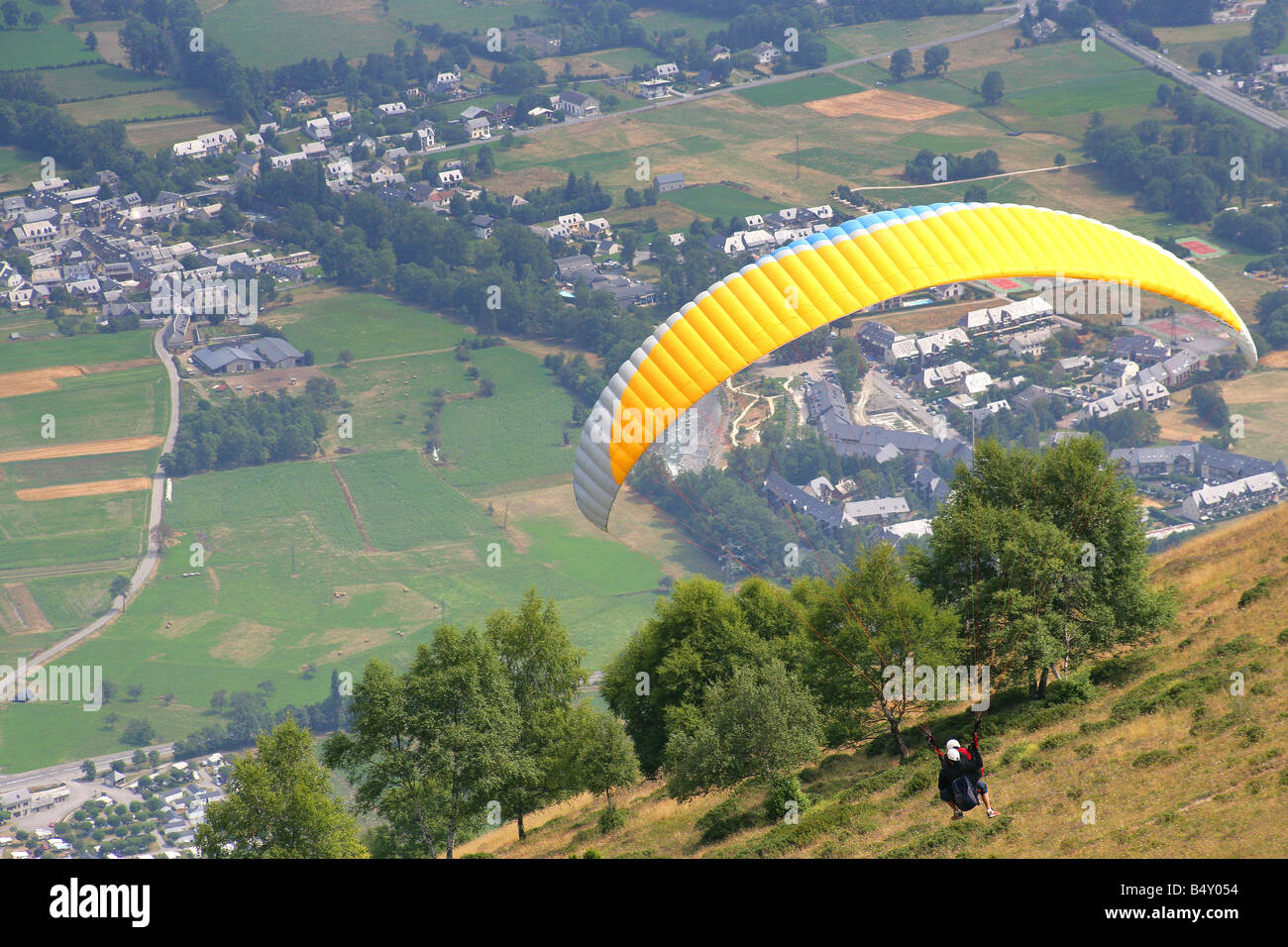 People paragliding, rear view Stock Photo - Alamy