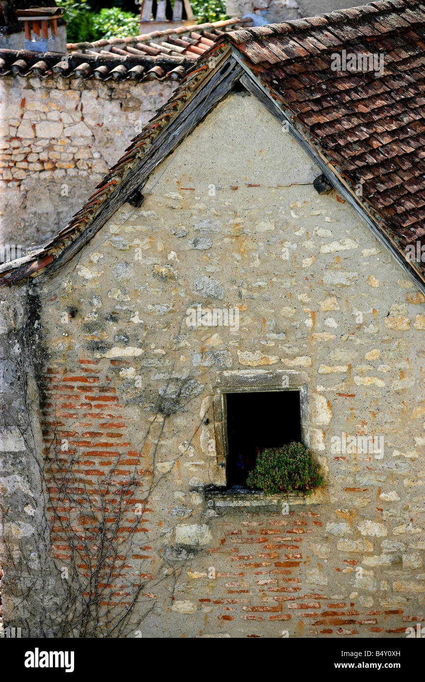 Exterior of damage house Stock Photo - Alamy