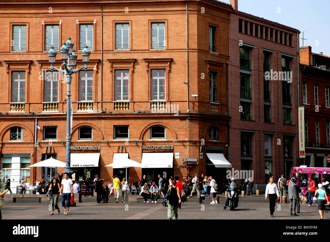 City with building and crowd Stock Photo - Alamy