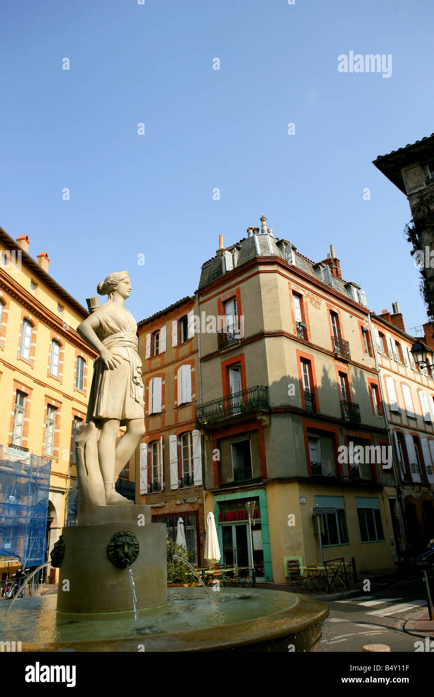 Statue with building in background Stock Photo - Alamy